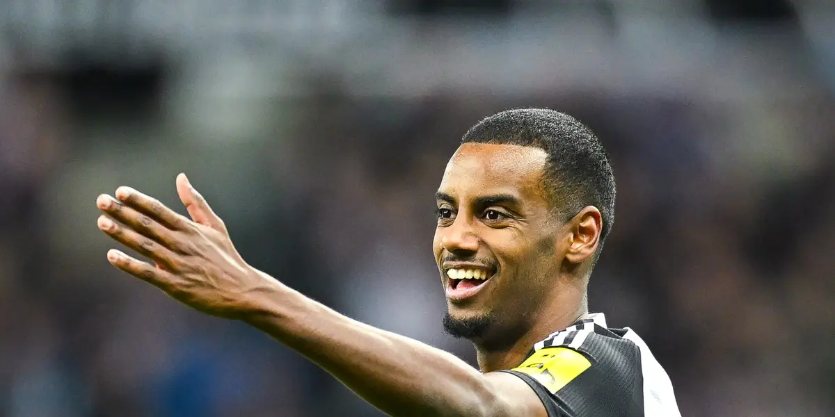 (VIDEO) Isak's early goal stuns Old Trafford! Newcastle lead Manchester ...