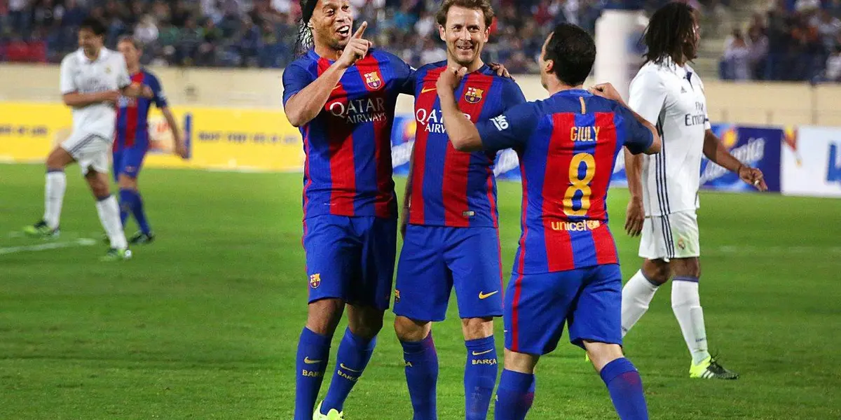 Ronaldinho's moving gesture with a fan who entered the stadium to hug him