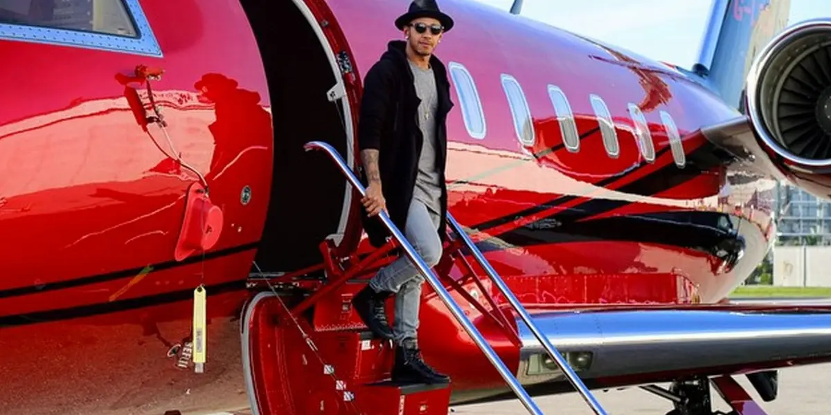 What does Neymar's private jet cost that caused discomfort in his teammates